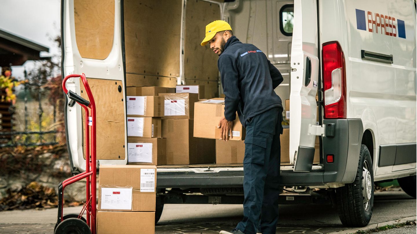 Postboten dürfen in Zukunft bei Verdacht Pakete öffnen | STERN.de
