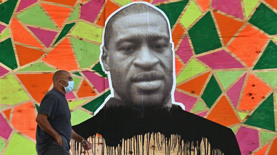 Los Angeles: Polizisten verhöhnen George Floyd zum Valentinstag | STERN.de