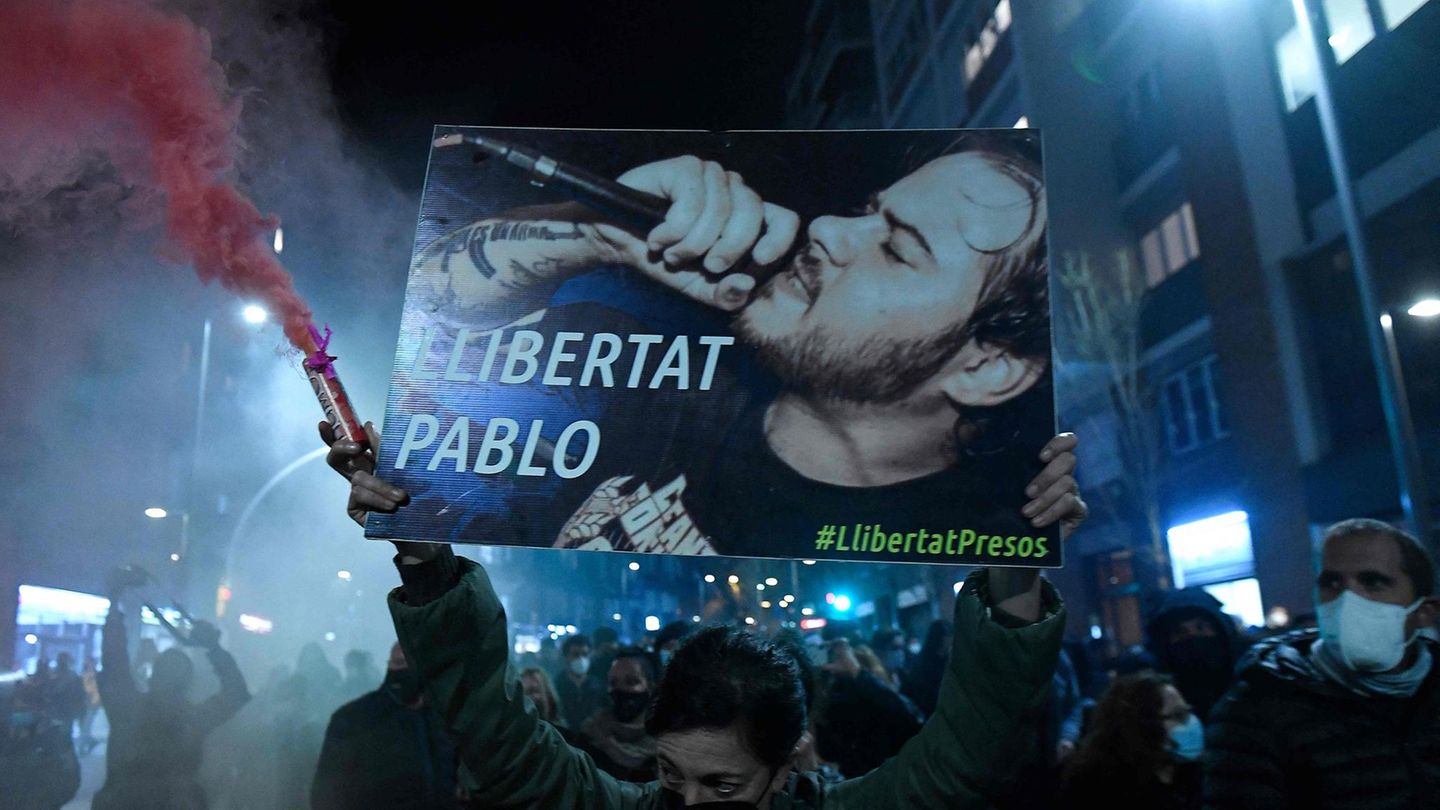 Rapper Pablo Hasél: Tausende Spanier fordern seine Freilassung | STERN.de