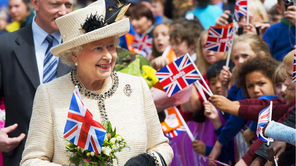 Queen Elizabeth: Die Königin zeigt sich emotional und stellt ...