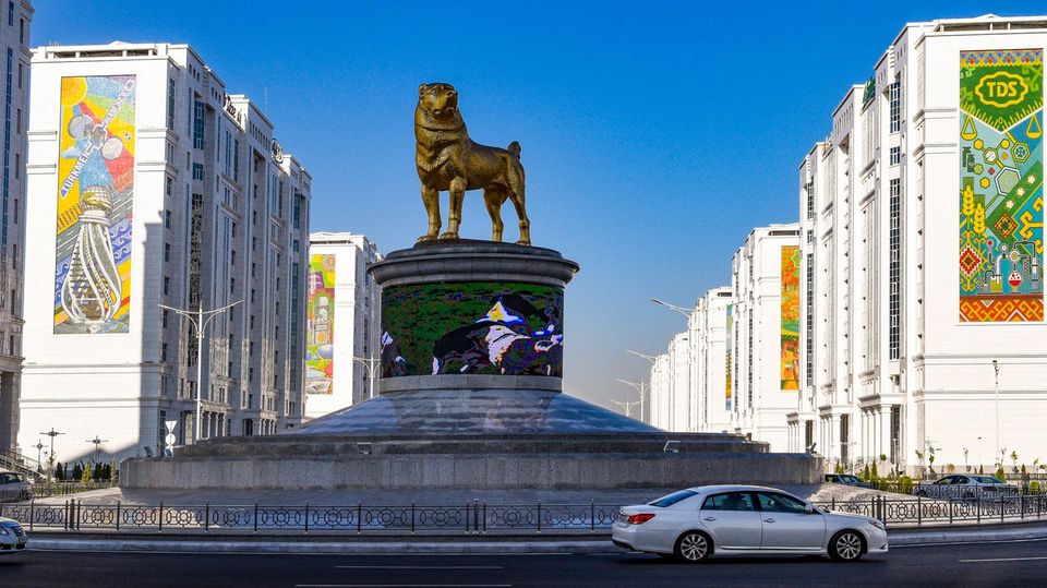 Turkmenistan: Feiertag und goldene Statue – Präsident lässt seine Liebe ...