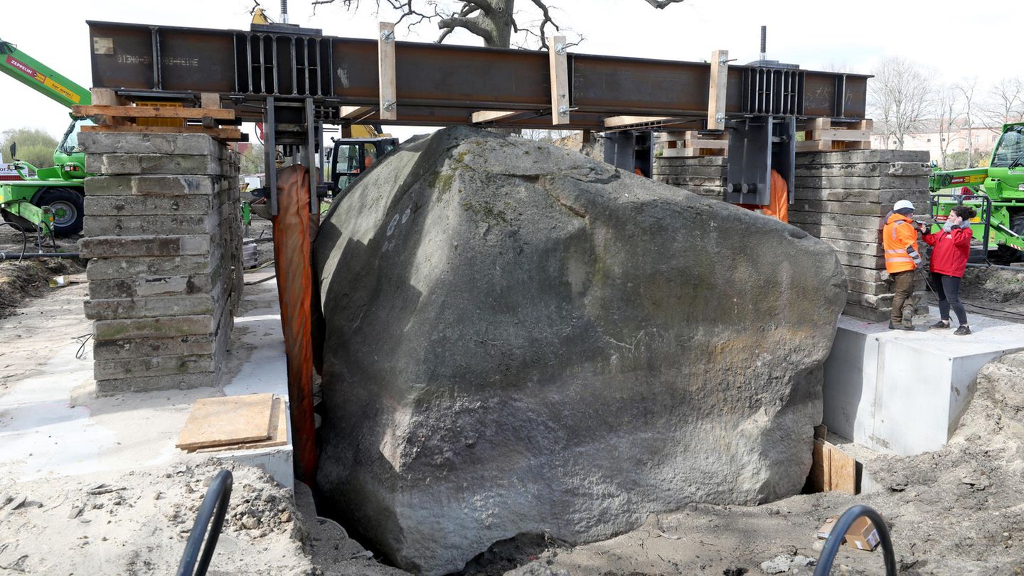 Riesengroßer Findling wird in spektakulärer Aktion angehoben | STERN.de