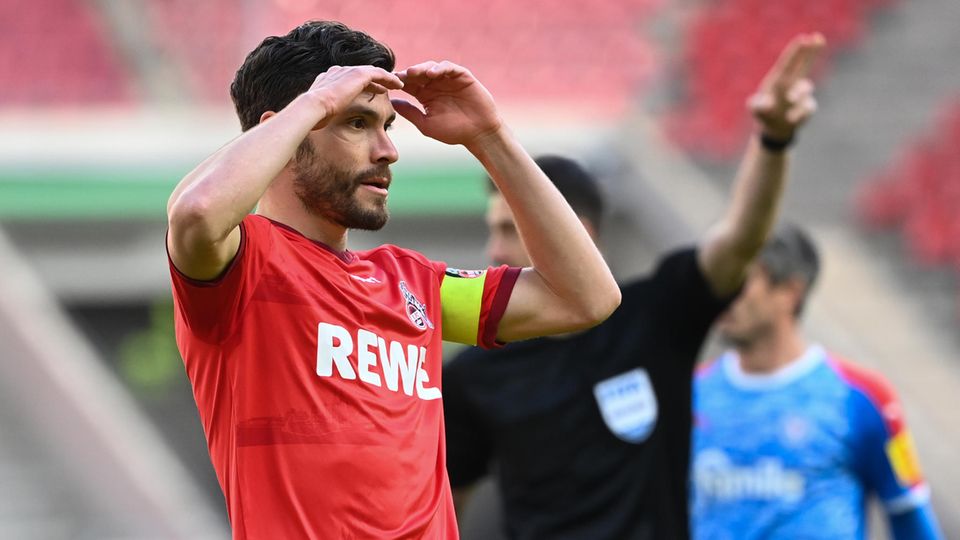 Jonas Hector vom 1. FC Köln blafft Reporter an: "Ihr Job, dumme Fragen ...