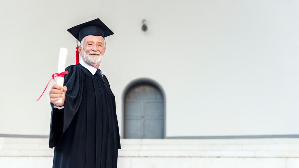 Englands ältester Uni-Absolvent: 96-Jähriger schließt Studium ab | STERN.de