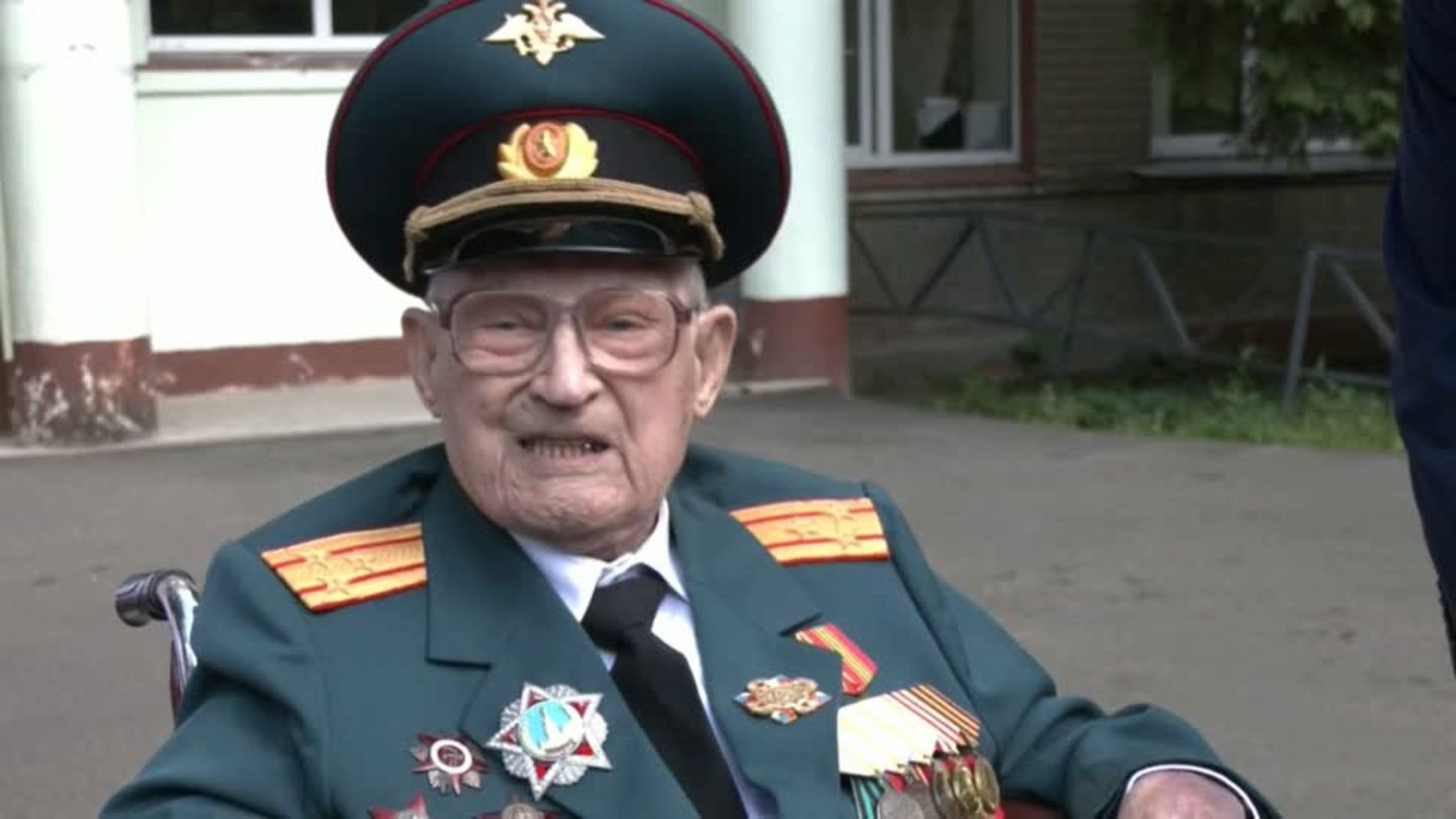 Video: 102-jähriger Veteran überlebt Corona-Infektion | STERN.de