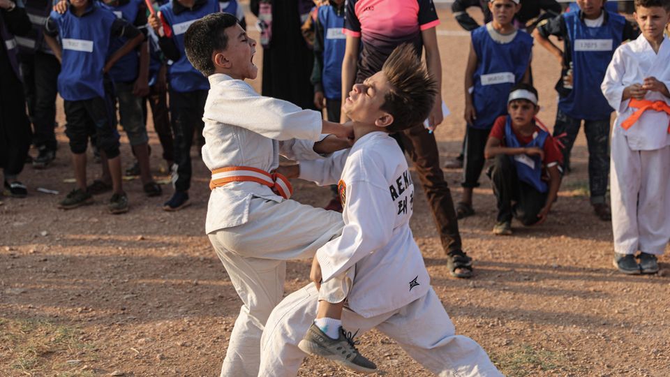 "Olympia der Zelte": Syrische Flüchtlingskinder kämpfen um Medaillen ...