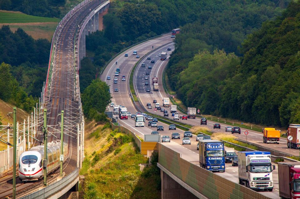 Mythos Autobahn: Bildband erklärt die Faszination des längsten ...