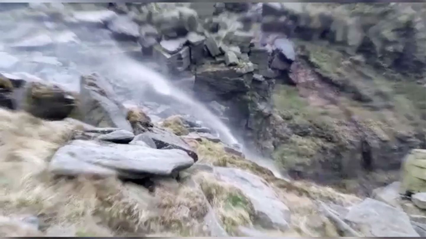 Naturphänomen in England: Wasserfall fließt von unten nach oben (Video ...