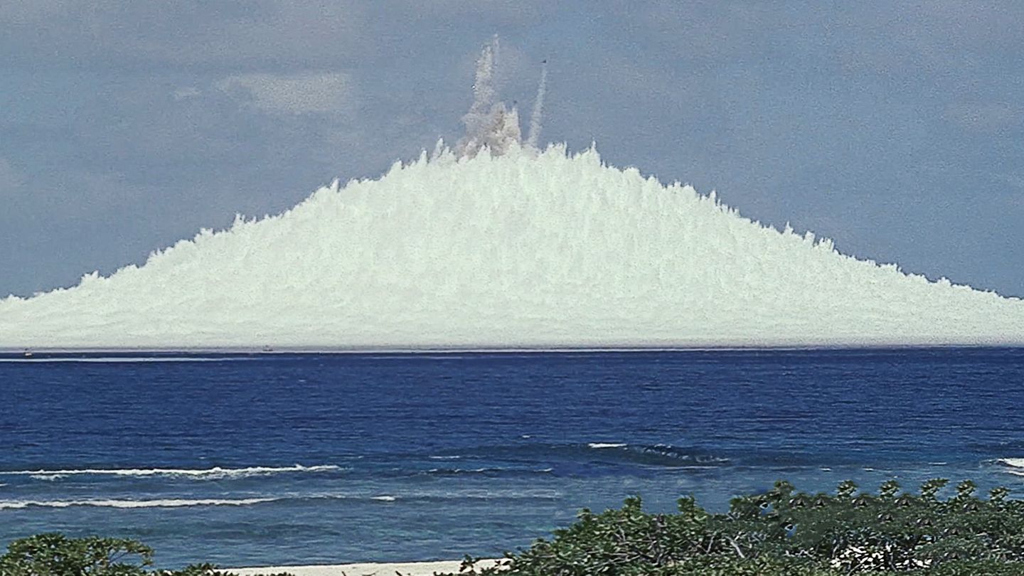 Unterwasser-Atombombe: Video soll 1200 Meter hohe Explosion zeigen ...