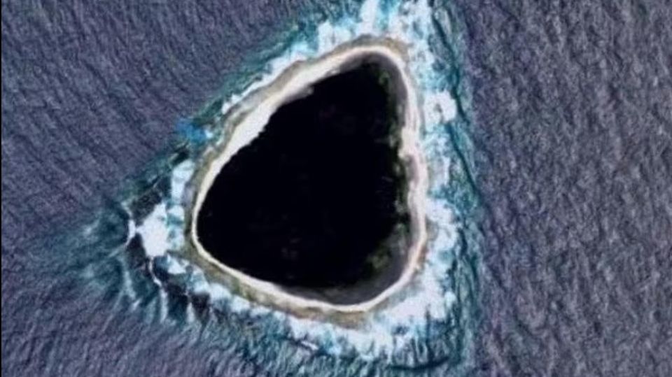 Rätselhaftes Foto um "schwarzes Loch" mitten im Meer ist gelöst | STERN.de