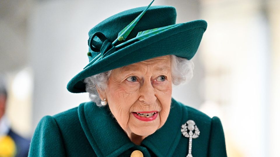 Queen Elizabeth II: Königin sagt ersten öffentlichen Auftritt ab | STERN.de