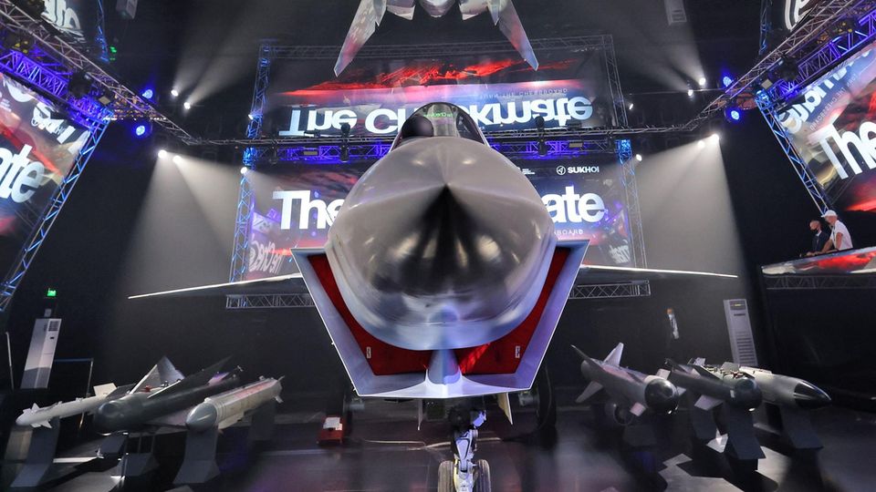 Su-75 Checkmate: Putins neuer Stealth Luftüberlegenheitsjäger geht auf ...