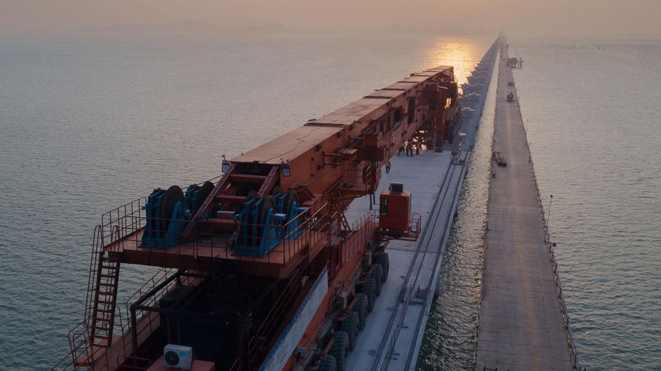 Eisenbahn: Fotostrecke Brückenbau-Monster SLJ900/32 9 Bilder | STERN.de