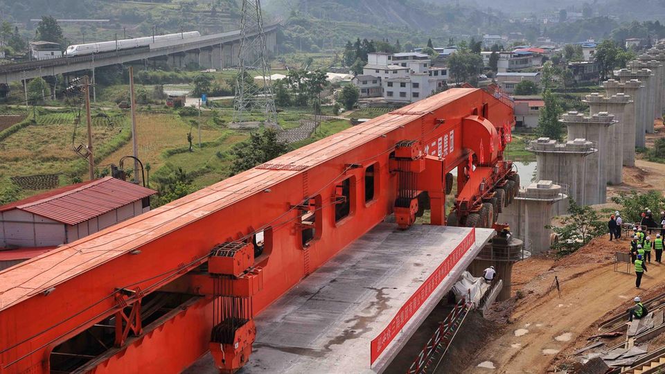 Eisenbahn: Fotostrecke Brückenbau-Monster SLJ900/32 9 Bilder | STERN.de