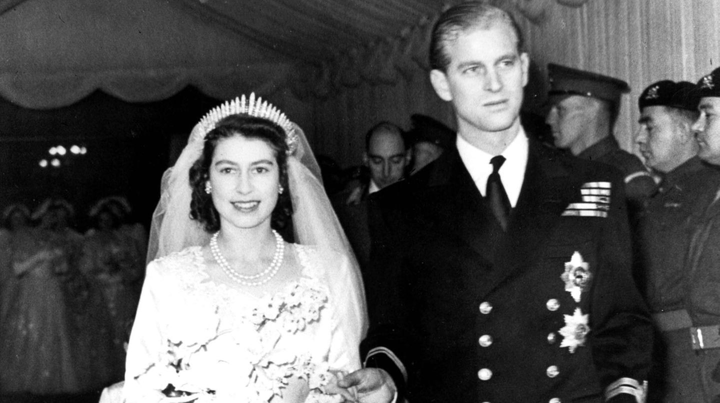 Elizabeth II: Die Queen feiert erstmals Hochzeitstag ohne Prinz Philip | STERN.de