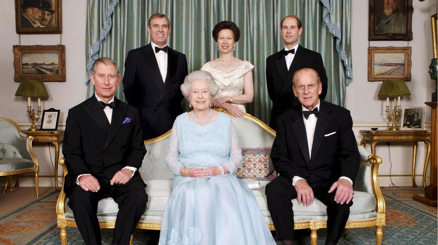 Elizabeth II: Die Queen feiert erstmals Hochzeitstag ohne Prinz Philip | STERN.de