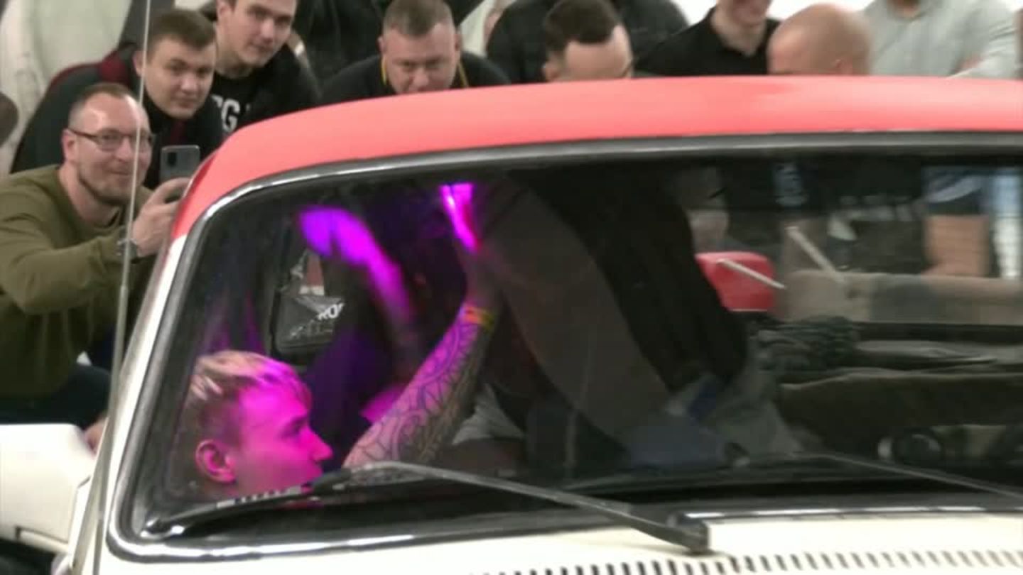 Video: "Car Jitsu" - Wrestling im Auto wird in Russland immer populärer ...