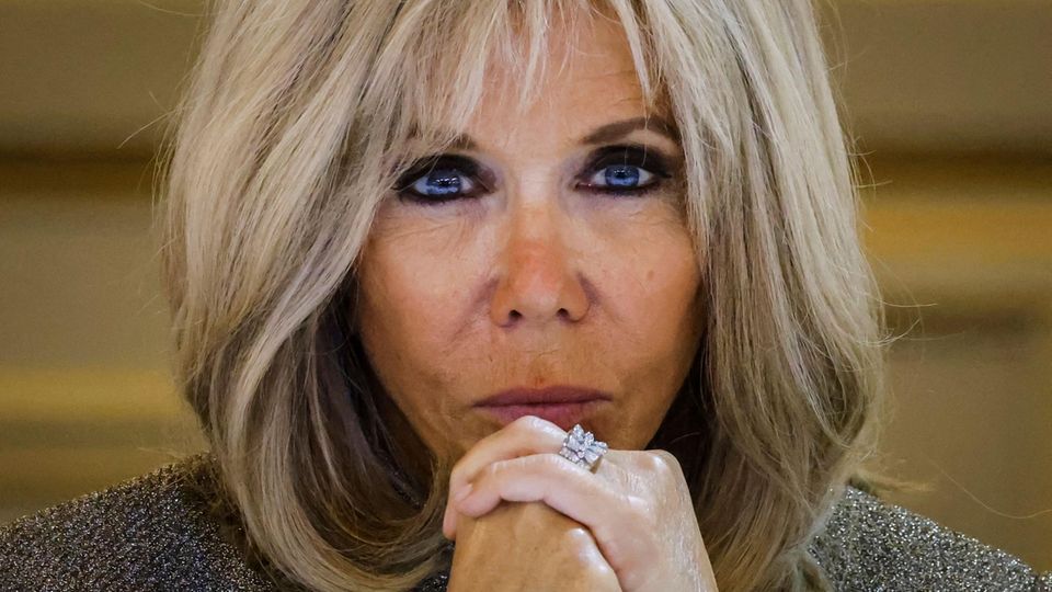 Brigitte Macron wehrt sich rechtlich gegen die Behauptung, sie sei als ...