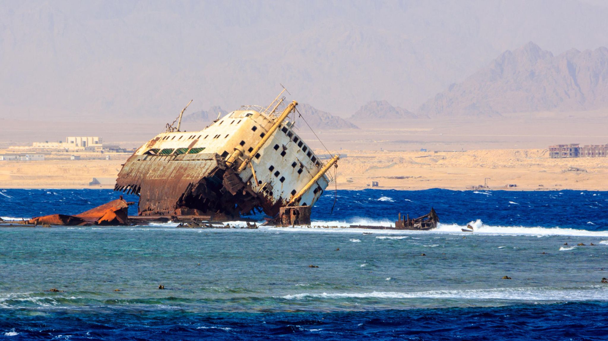 Bilder von Schiffswracks: Leck geschlagen, gestrandet und aufgegeben ...