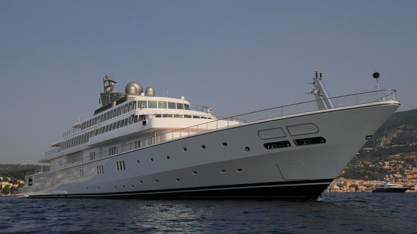 Die Mega-Jachten der Tech-Milliardäre: So luxuriös schippern Jeff Bezos ...