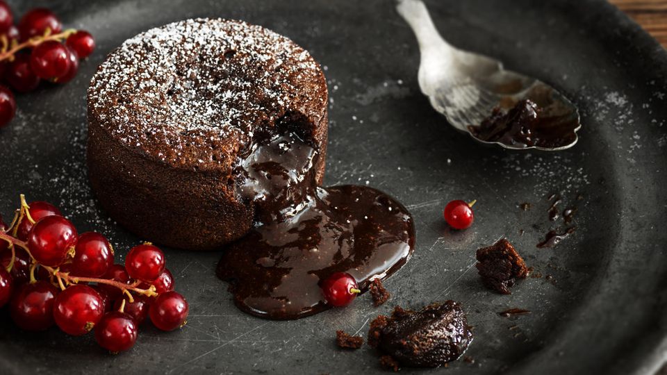 Nur fünf Zutaten: Rezept für einen Schoko-Lava-Kuchen mit flüssigem ...
