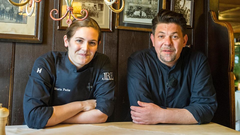 "Kitchen Impossible": Mälzer siegt über Fuchs – die Heldin aber ist sie ...