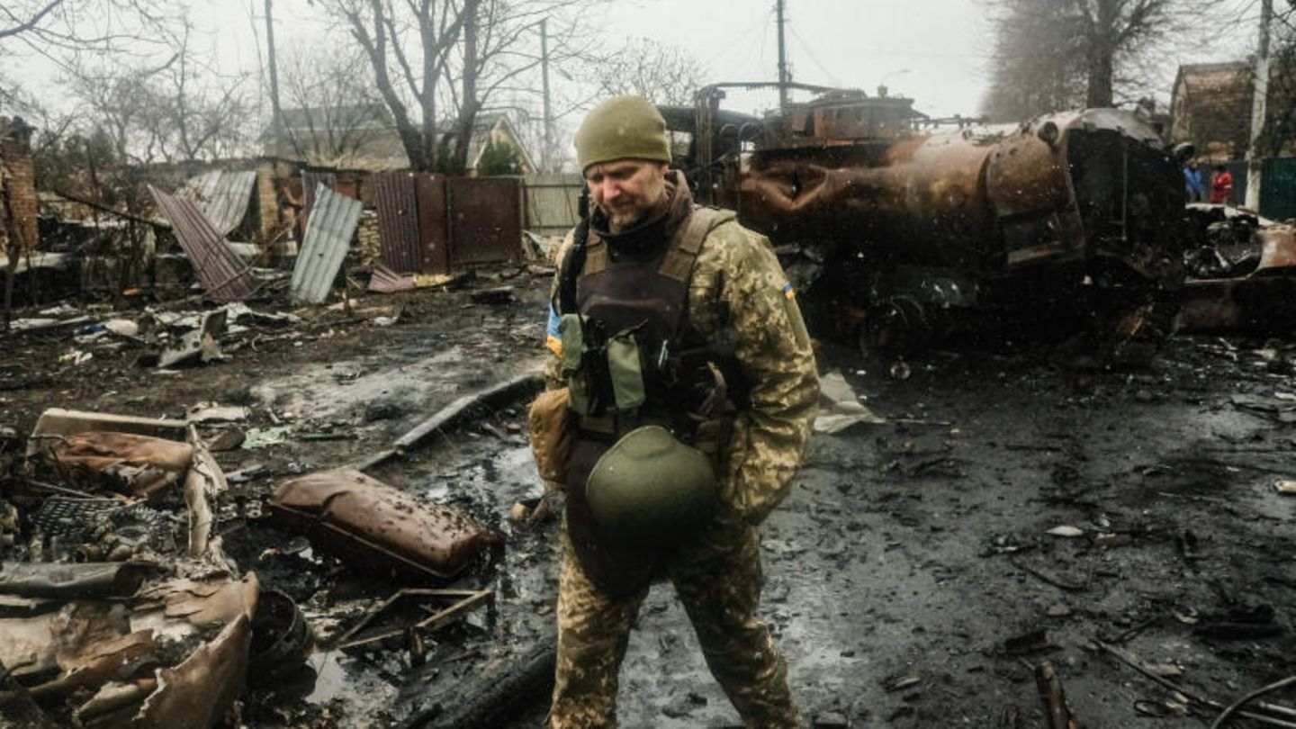 Butscha Massaker: Zerbombte Häuser, mit Leichen übersäte Straßen (Video ...