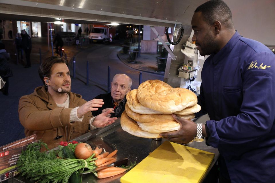 "Die Passion" auf RTL: Alexander Klaws als Jesus in der Fußgängerzone ...