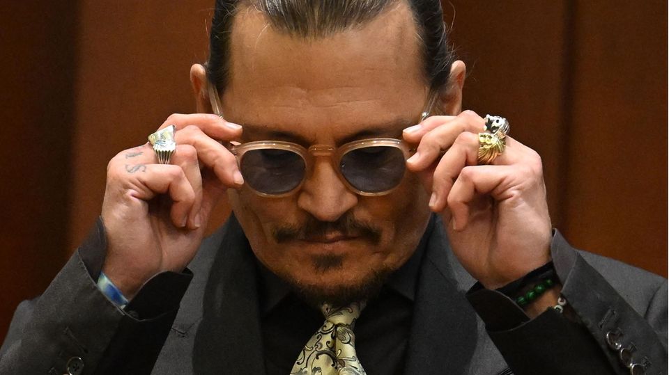 Doctors refute Heard's statement: Depp could not have made a fist ...