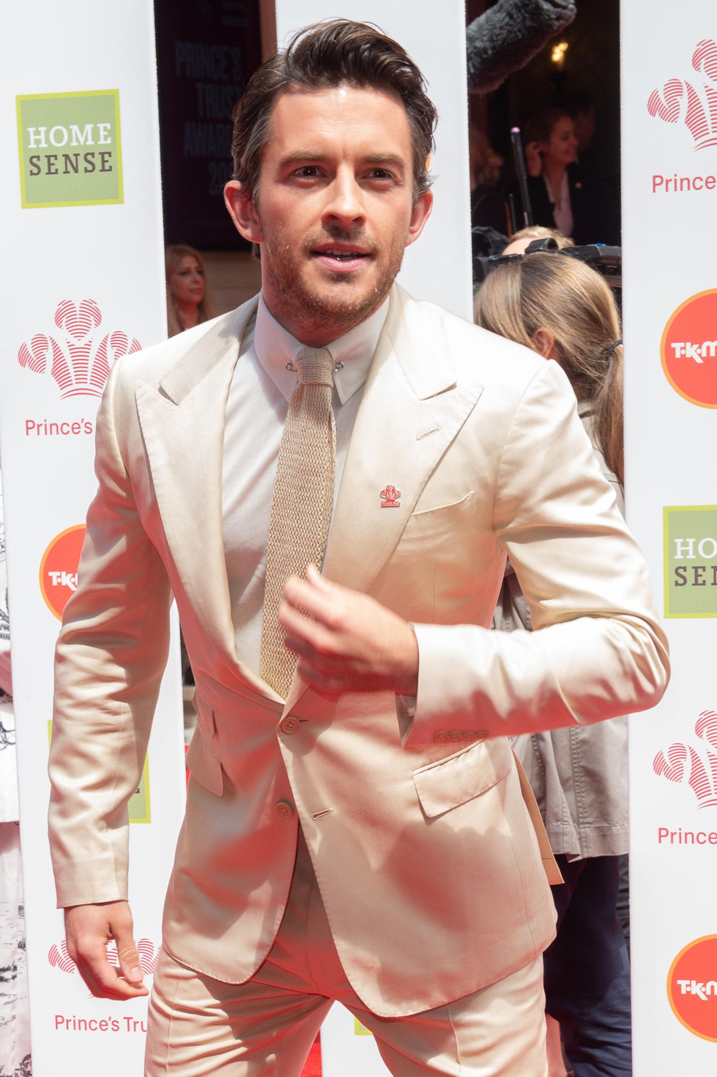 Prinz Charles trifft Amal Clooney und Bridgerton Stars in London | STERN.de