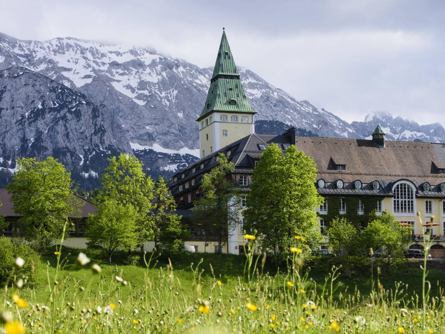 Elmau Bayern Garmisch Partenkirchen: Snowshoeing With A View DB
