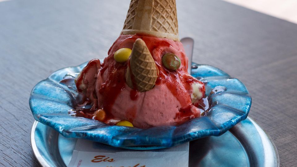 Zwei Männer essen Pinocchio-Eis in ganz Deutschland: Ein absurder ...