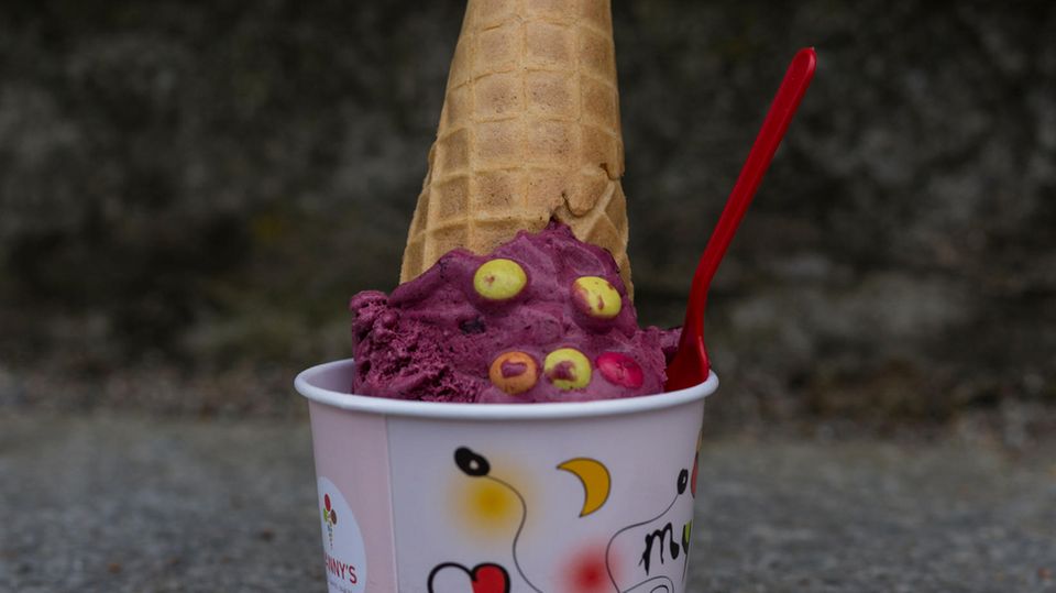 Zwei Männer essen Pinocchio-Eis in ganz Deutschland: Ein absurder ...