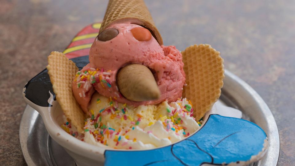 Zwei Männer essen Pinocchio-Eis in ganz Deutschland: Ein absurder ...