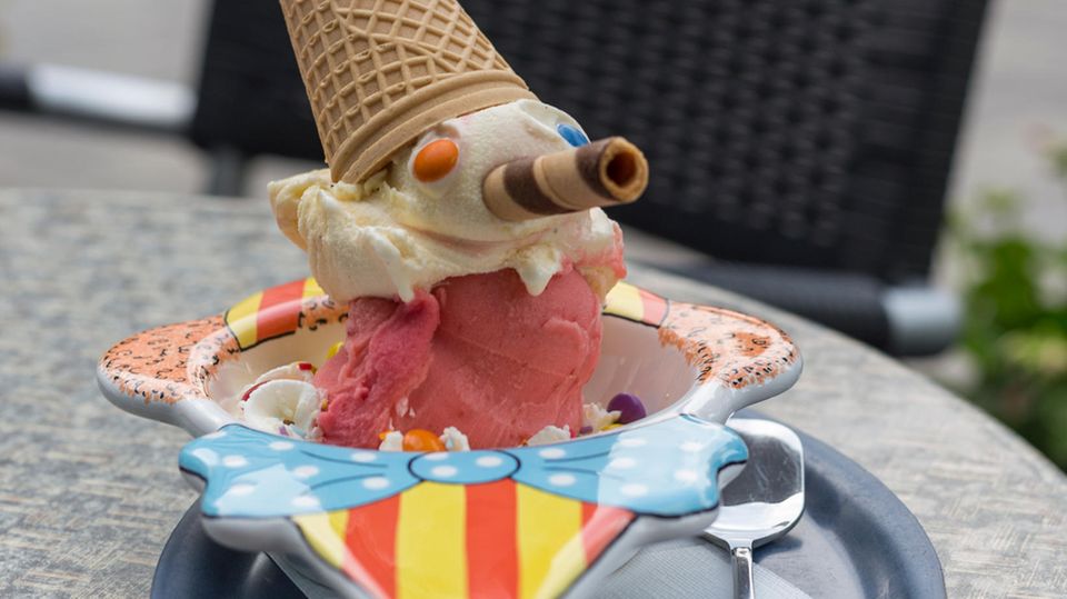 Zwei Männer essen Pinocchio-Eis in ganz Deutschland: Ein absurder ...