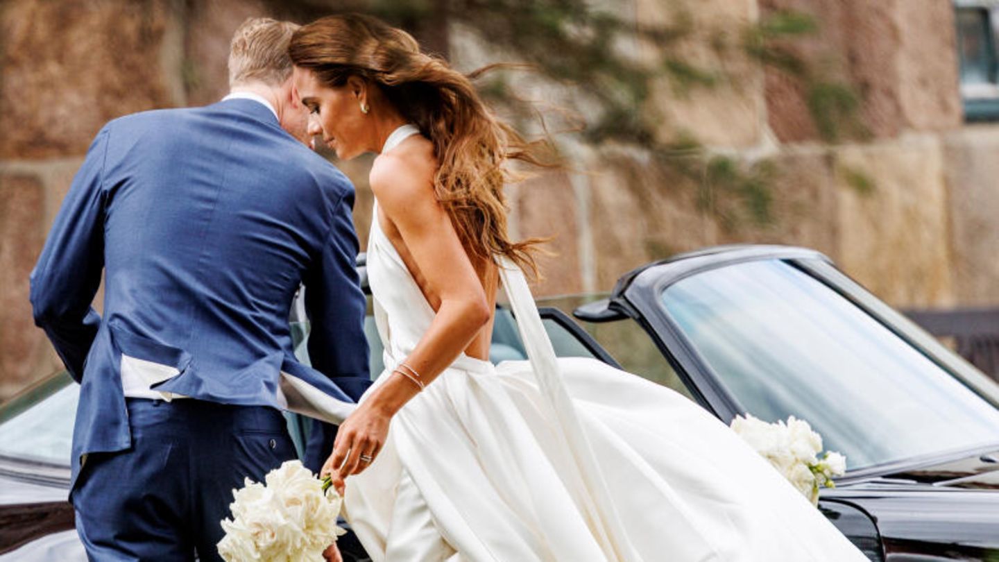 Christian Lindner steps in front of the altar: the most beautiful ...