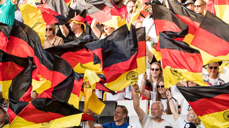 DFB-Fanclub fliegt zu jedem WM-Spiel 500 Kilometer hin und zurück ...