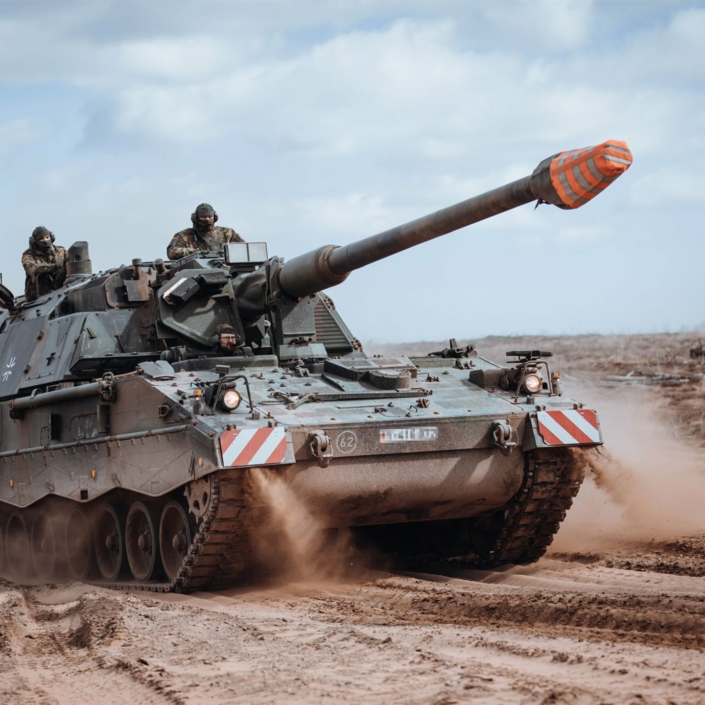 Pzh 2000 Panzerhaubitze Self Deutsche Panzerhaubitzen In Der Ukraine