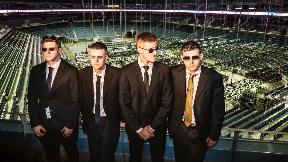 4 Feinde: Sie sind jung, unbekannt - und wollen vor 14.000 Zuschauern ...