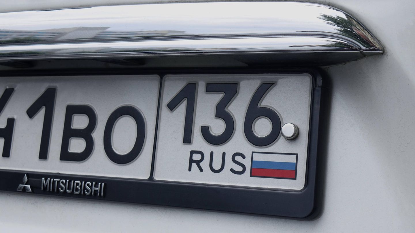 Russland vergibt in Ukraine illegal neue Nummernschilder | STERN.de