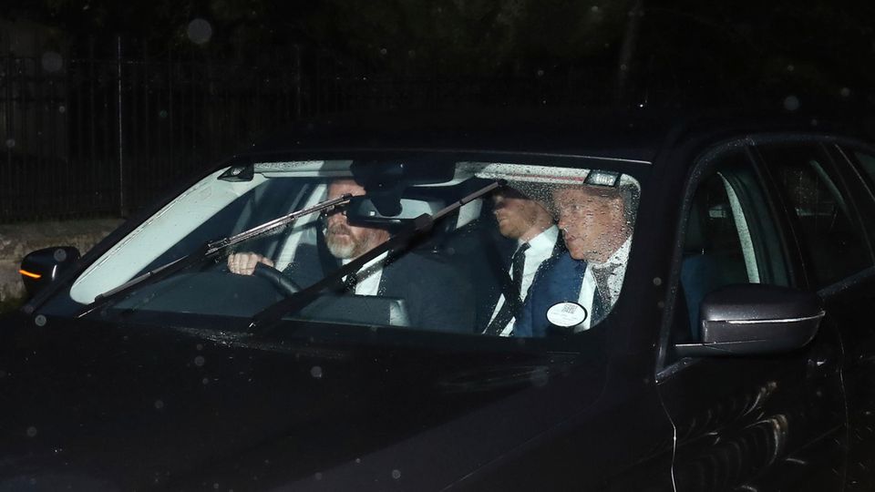 Nach dem Tod der Queen: König Charles III. und Camilla verlassen ...