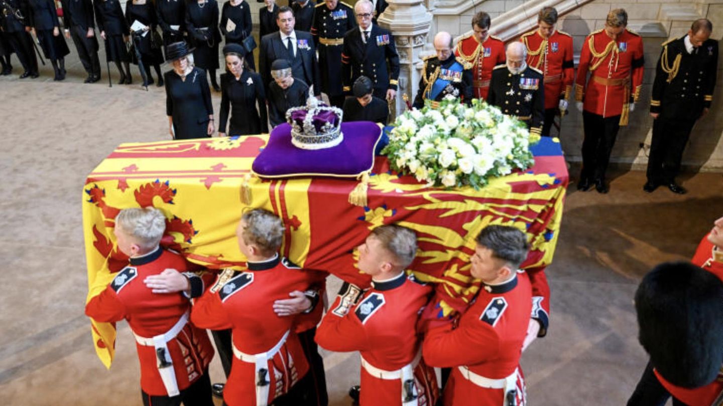 England trauert: Die Prozession mit dem Sarg der Queen auf dem Weg ...