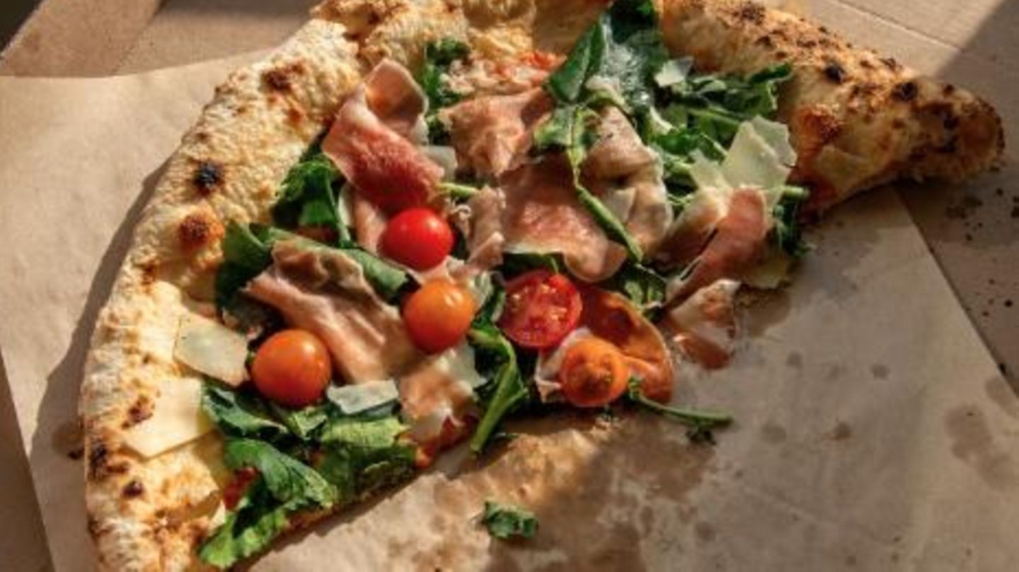 Schnell und einfach: Mit diesem Trick schmeckt kalte Pizza wie neu ...