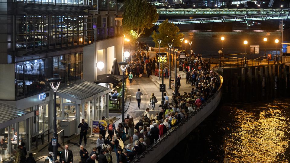 "The Queue": Warteschlange für Queen Elizabeth II. sprengt alle Rekorde ...