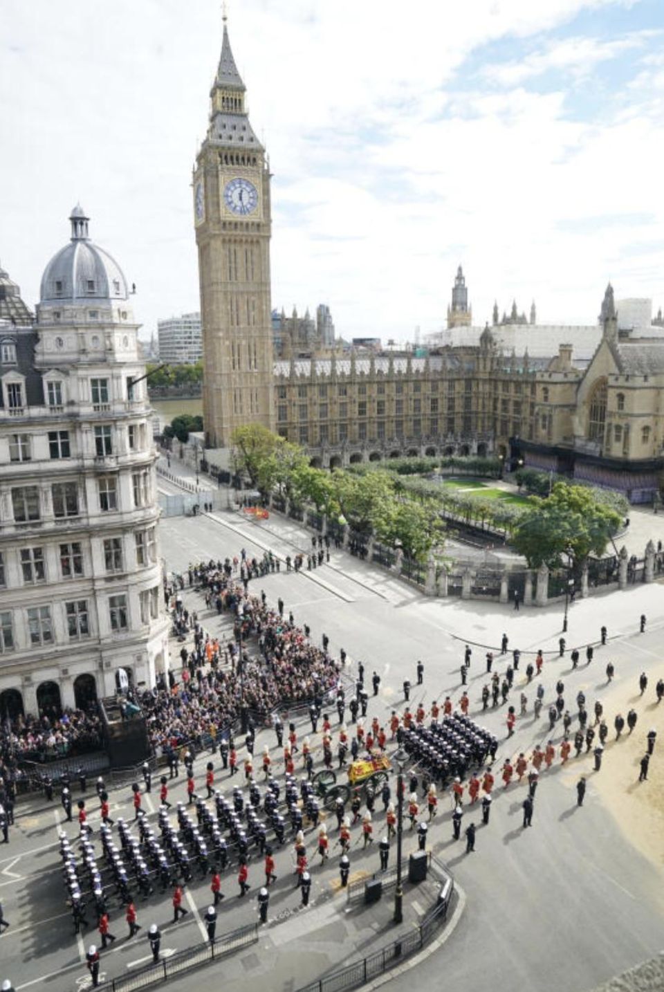 Die letzte Reise der Queen beginnt: die Prozession zum Wellington Arch ...