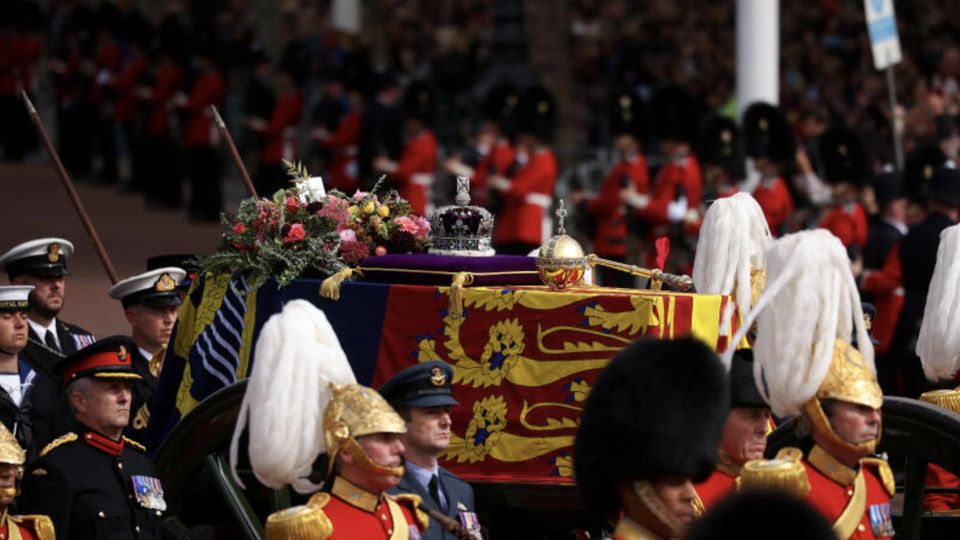 Die letzte Reise der Queen beginnt: die Prozession zum Wellington Arch ...
