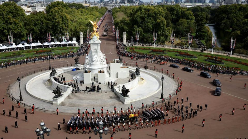 Die letzte Reise der Queen beginnt: die Prozession zum Wellington Arch ...