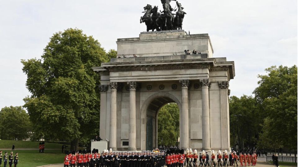 Die letzte Reise der Queen beginnt: die Prozession zum Wellington Arch ...
