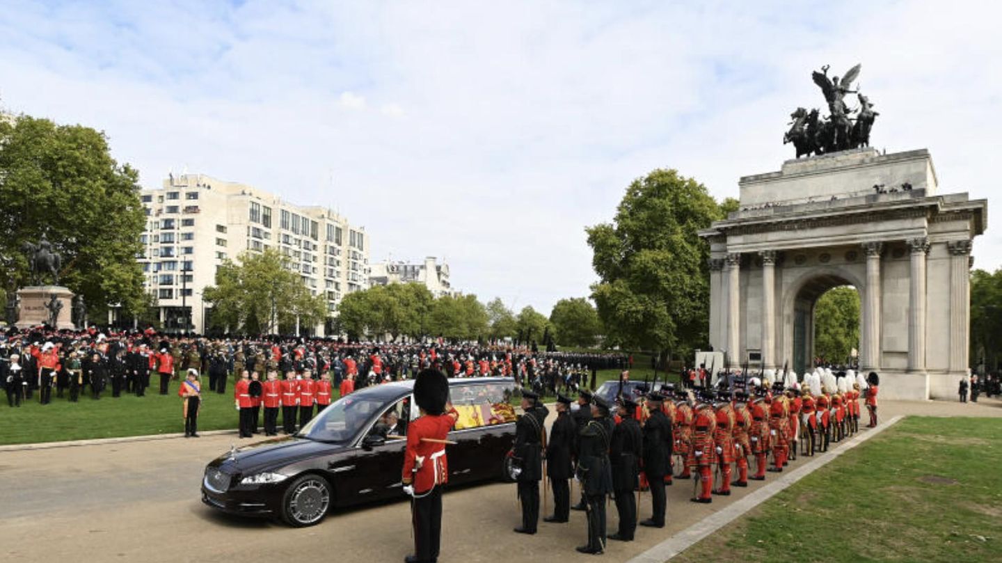 Die letzte Reise der Queen beginnt: die Prozession zum Wellington Arch ...