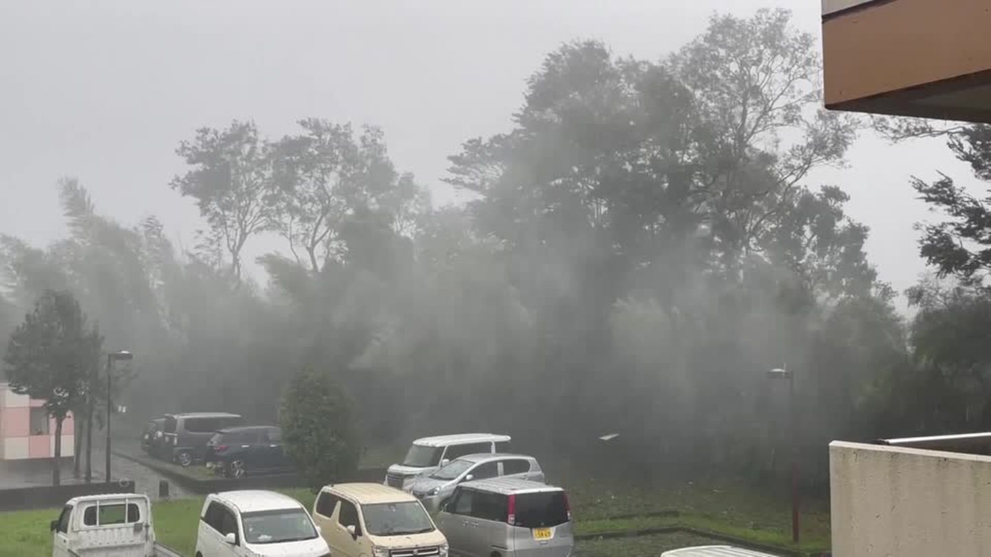 Video: Taifun zieht mit Rekordregen über Japan | STERN.de